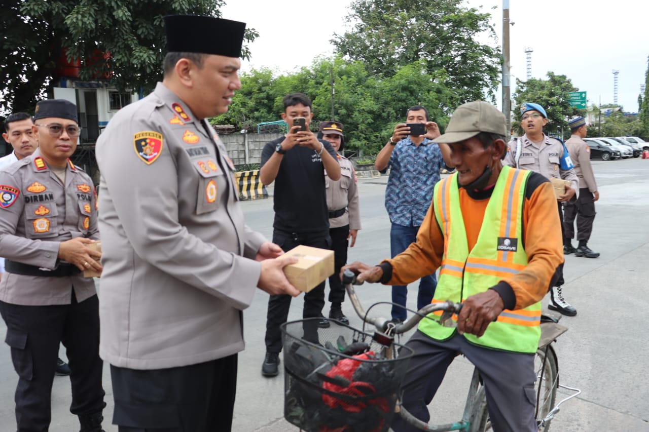 Kapolres Pelabuhan Tanjung Priok, Bagi Takjil dan Beri Himbauan ...